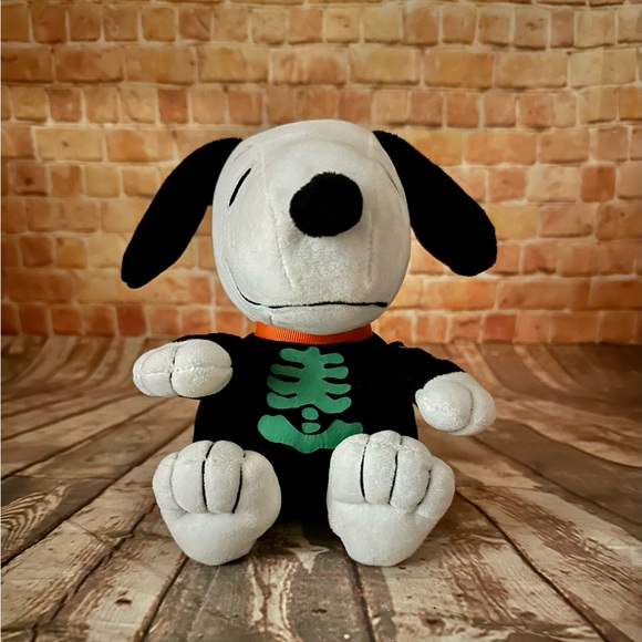Hallmark | Toys | Hallmark Peanuts Glow In The Dark Snoopy In Halloween ...